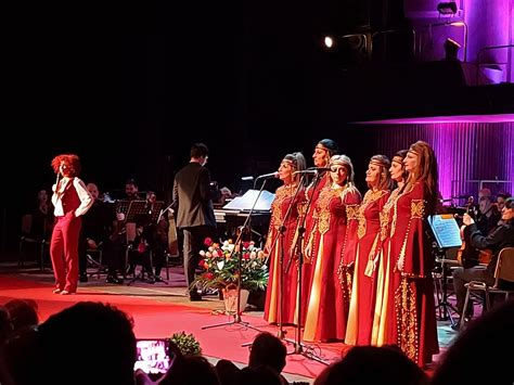 Люси Дяковска с Националния филхармоничен хор Светослав Обретенов Източник Плевенска