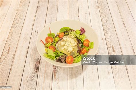 방울 토마토를 반으로 자른 염소 치즈 샐러드 양상추와 올리브 오일 0명에 대한 스톡 사진 및 기타 이미지 0명 건강한 생활