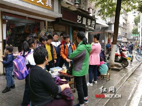 向不文明行为说“不”：太平小区两所学校门口摊贩泛滥社会衡阳站红网