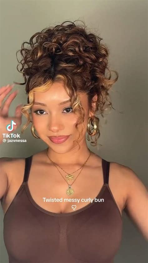 Twisted Curly Messy Bun Peinado Fácil Peinados Con Pelo Rizado