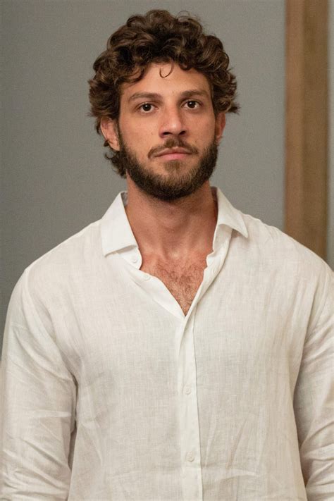 Foto Na novela Travessia reação de Chiara Jade Picon vai deixar Ari Chay Suede em choque