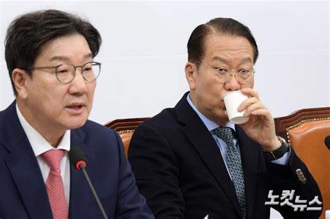 물 마시는 권영세 비대위원장