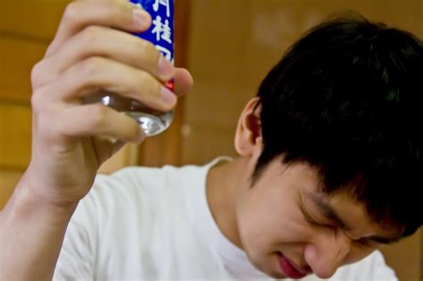 お酒を飲んでくーっとなる男性の無料の写真素材 Id1309｜フリー素材 ぱくたそ