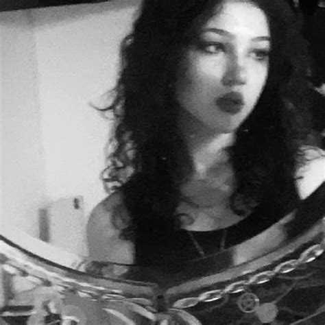 Lucia Luciaschipor On Threads