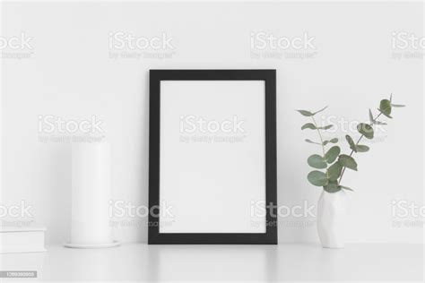 흰색 테이블에 꽃병에 작업 공간 액세서리와 유칼립투스와 검은 프레임 모형 세로 방향입니다 0명에 대한 스톡 사진 및 기타 이미지