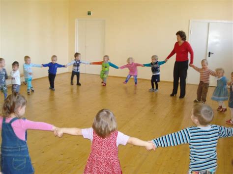 Фізкультурний заняття в другій молодшій групі Вихователям дитячих