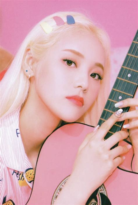 Pin On Loona Jinsoul Seasons Greetings I Love Girls Singing In The Rain