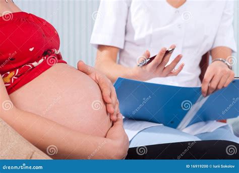 Mujer Embarazada Con El Doctor Foto De Archivo Imagen De Madre Lifestyle