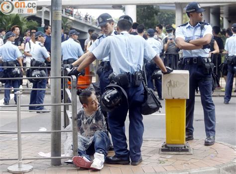 警方金鐘追捕男子 200示威者起哄｜即時新聞｜港澳｜oncc東網