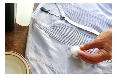 Как избавиться от старых пятен на белой одежде