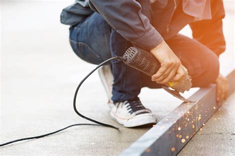 건설 현장에서 강철 절단기로 강철을 절단하는 작업자가 불꽃을 일으켰습니다 Performing Arts Event에 대한 스톡 사진 및 기타 이미지 Performing