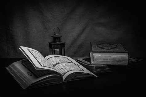 코란테이블 정에 이슬람교도 의 거룩한 책 흑백 또는 흑백 0명에 대한 스톡 사진 및 기타 이미지 0명 고풍스런 골동품 Istock
