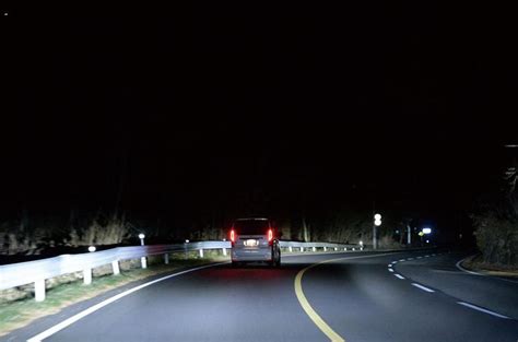 ハイビームとロービーム 違いや使い分けとは