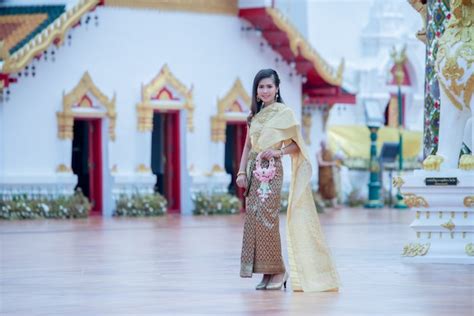 Hermosa Mujer Tailandesa En Traje Tradicional En El Templo De Phra That