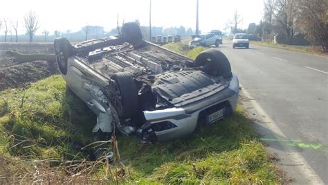Auto Si Capotta In Strada Vecchia Vercelli A Casale Monferrato Due