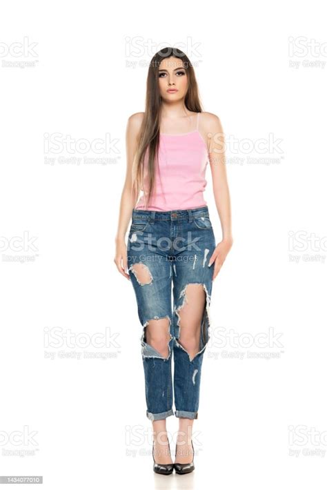 찢어진 청바지와 여름 셔츠를 입고 포즈를 취하는 매력적인 젊은 여성 흰색에 패션 룩 18 19세에 대한 스톡 사진 및 기타 이미지 18 19세 가득 찬 갈색 머리