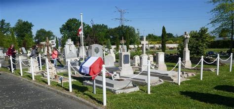 À Saint Barthélemy dAnjou la commune et les anciens combattants au