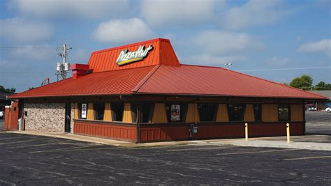 What It Was Like Eating At Pizza Hut In The 1970s