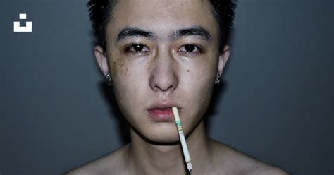 입에 담배를 물고 있는 남자 사진 Unsplash의 무료 회색 이미지