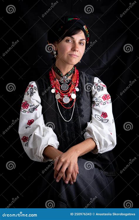 Uma Bela Mulher Ucraniana Em Roupas Tradicionais Imagem De Stock