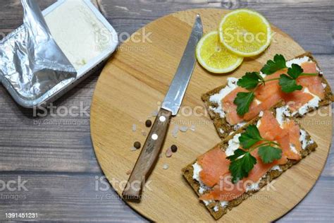 커팅 보드에 연어 부드러운 치즈 및 파슬리가 들어간 샌드위치 0명에 대한 스톡 사진 및 기타 이미지 0명 3가지 개체