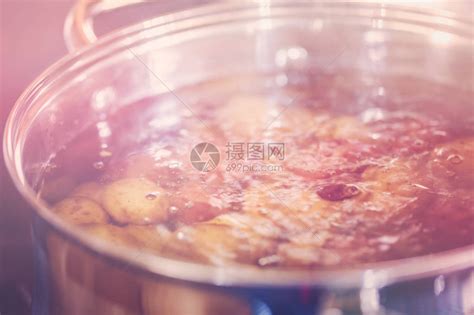 在大锅里煮小金和红土豆高清图片下载 正版图片505225482 摄图网