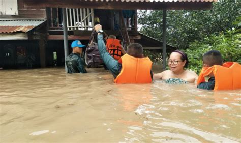 พิจิตรน้ำท่วมพื้นที่เศรษฐกิจชุมชนตลาดทับคล้อกว่า800หลังคาเรือน