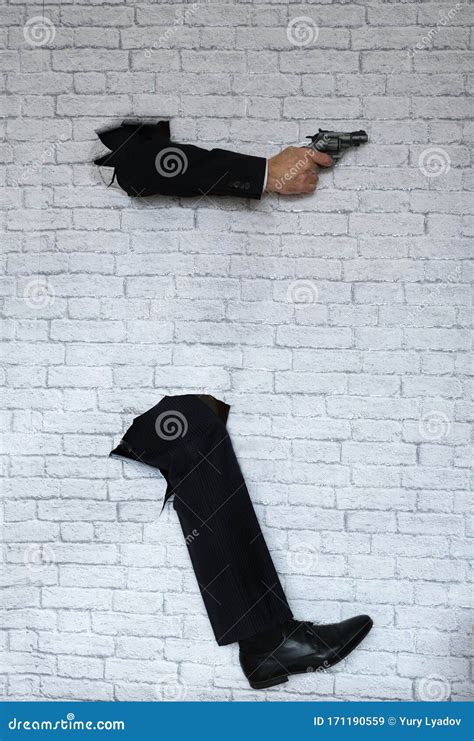 Mão O Revólver E a Perna a Sair Da Parede Imagem de Stock Imagem de dele pessoa
