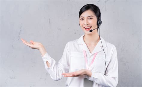 Potret Operator Muda Asia Di Latar Belakang Foto Stok Unduh Gambar