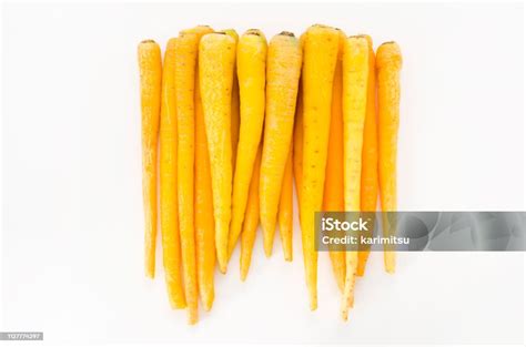 Shimaninjin 오키나와 흰색 바탕에 노란색 당근 재배 하는 노란색 당근의 종류 Okinawan Food에 대한 스톡 사진