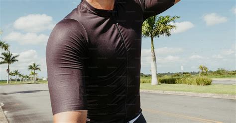 자전거를 타면서 병에 담긴 물을 마시는 남자 사진 Unsplash의 자전거 타는 사람 이미지