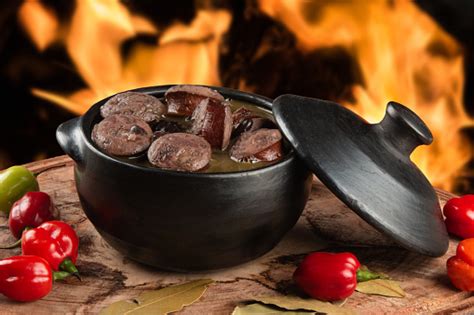 Feijoada 전통적인 브라질 음식 분산 된 화재와 배경 페이조아다에 대한 스톡 사진 및 기타 이미지 페이조아다 0명