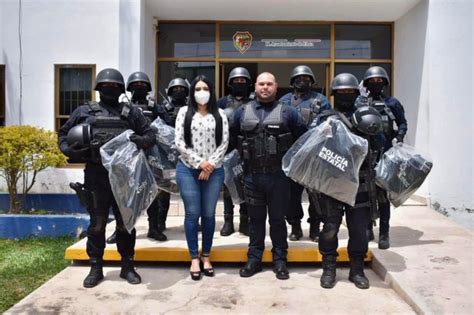 Ana Karen Val Hace Entrega De Material Táctico A Agentes Preventivos De Elota Círculo Rojo