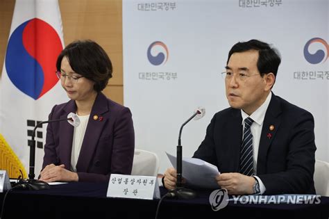 새해 업무보고 합동브리핑 하는 산업부 중기부 장관 연합뉴스