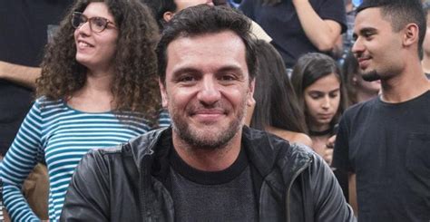 Rodrigo Lombardi recorda de passado simples antes da fama Não tinha como pagar as contas