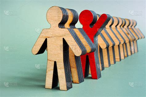 独一无二，与众不同。雕像离开了队伍或人群。