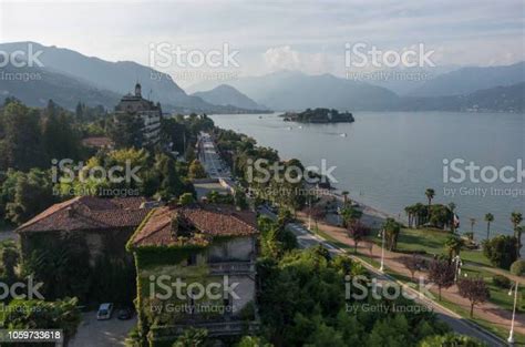 그랜드 호텔 Des Iles Borromees와 Stresa 마 제방 지붕 바 호텔 라팔에서 볼 이탈리아 도시에 대한 스톡 사진
