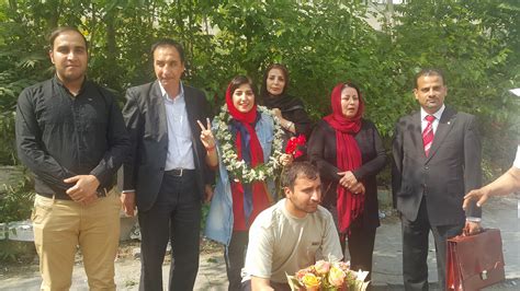 آتنا فرقدانی از زندان اوین آزاد شد تصاویر