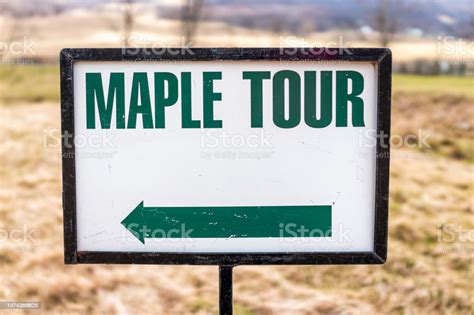 메이플 시럽 투어 축제 기간 동안 봄 시즌에 버지니아 주 하이랜드 카운티에서 방향 화살표와 텍스트가 있는 일반 표지판 근접 촬영 수액에 대한 스톡 사진 및 기타 이미지