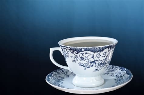 텍스트 에 대한 공간과 파란색 그라데이션 배경에 고립 로즈마리 가지와 차 한 잔 나무 테이블 0명에 대한 스톡 사진 및 기타 이미지 Istock