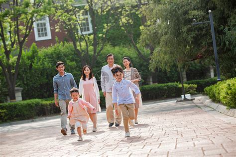 快乐家庭在小区里散步高清图片下载 正版图片507650319 摄图网