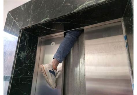 深圳男剛踏入電梯即遇故障下墜 右腿卡在兩層樓之間險截肢 時事台 香港高登討論區