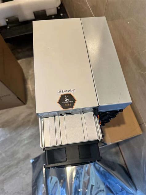 蚂蚁s21 200t Btc 服务器是比特大陆推出的一款专为挖掘加密货币而设计的服务器。其主要优势如下： 1 高算力：蚂蚁s21