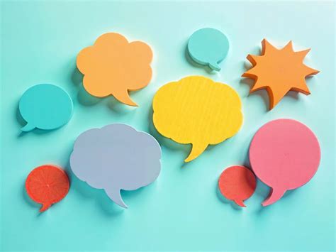 청록색 배경에 다채로운 말풍선 · 무료 스톡 사진