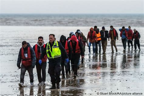 Uk First Asylum Seekers Notified Of Deportation To Rwanda Infomigrants