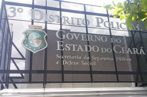 Bandidos atacam delegacia fazem policiais reféns resgatam presos e