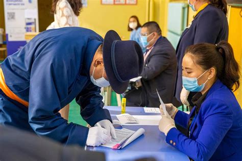 У Хүрэлсүх Монголчууд бид үндэсний дээлээ өмсч ирээд саналаа өгдөг