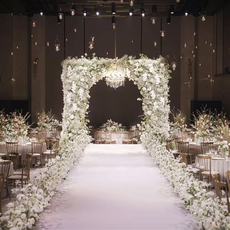 조선 팰리스 웨딩 ⠀ 화려한 플라워 장식 속 두 분이 걸어갈 아름다운 길 위로 우아하고 품격있는 웨딩을 만들어 드립니다 웨딩 문의 02 727 7470