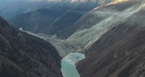 白格堰塞湖 全称 滑坡 大山谷图库