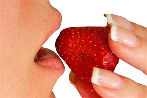 여자는 딸기 클로즈업 이미지를 물고 먹는다 입과 입술얼굴의 일부 레드 베리는 명확한 손톱손가락에 있습니다 흰색 배경에 격리